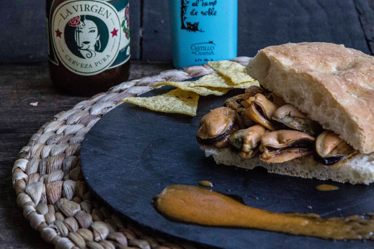 Receta de Bocadillo de autor: mejillones con whisky y cerveza artesanal ...