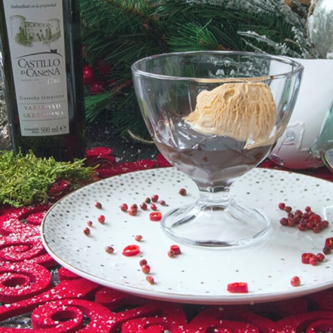 Receta de Helado de turrón con salsa de chocolate picante y aceite de ...